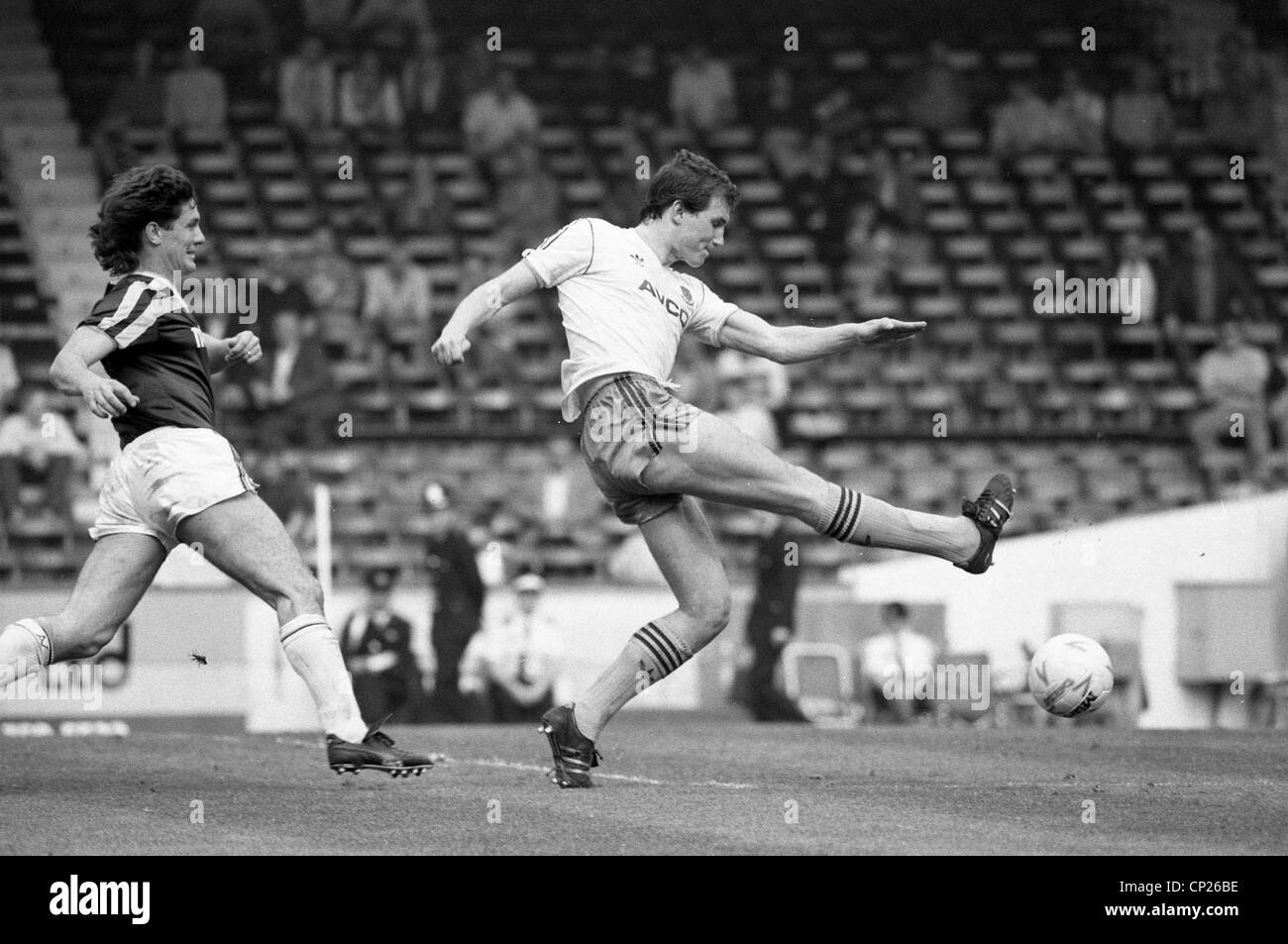 Tony gale footballer hi-res stock photography and images - Alamy