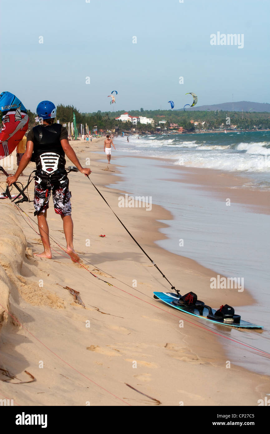 A kite surfer comes onto the beach in Mui Ne, Vietnam Stock Photo - Alamy