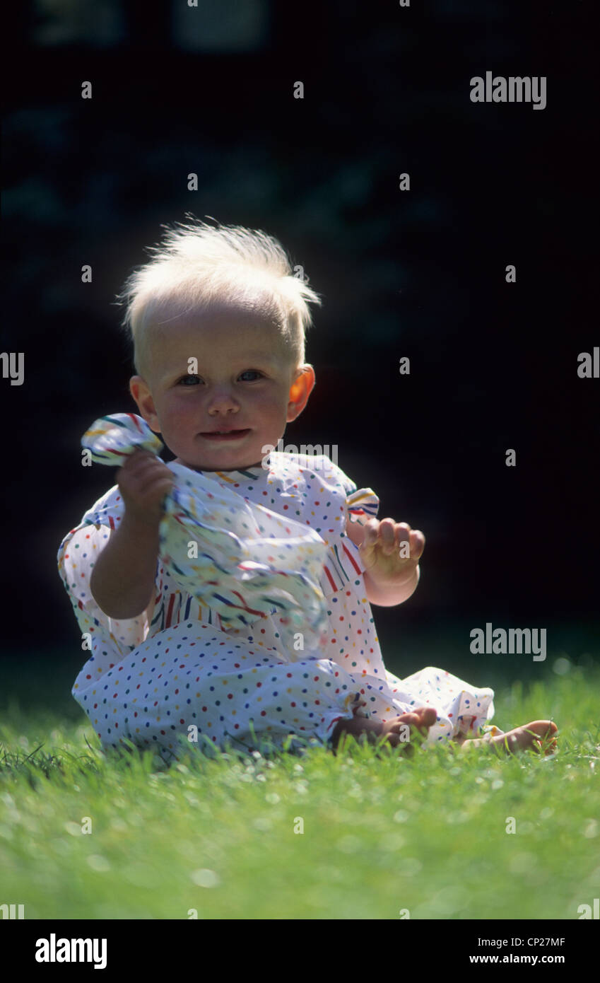 Child sitting grass hi-res stock photography and images - Alamy