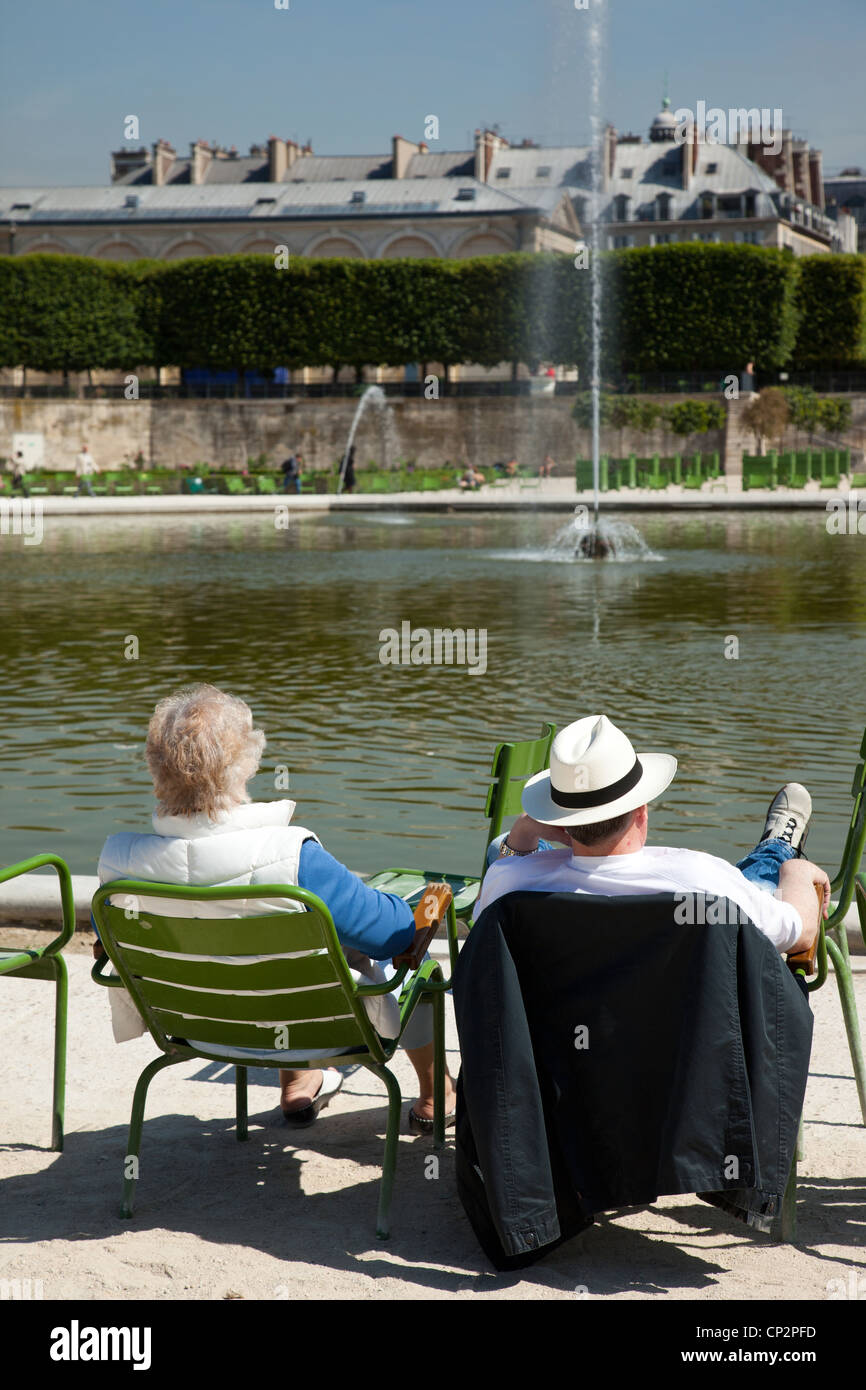 Couple relaxing in Jardin des Tuileries in Paris Stock Photo - Alamy