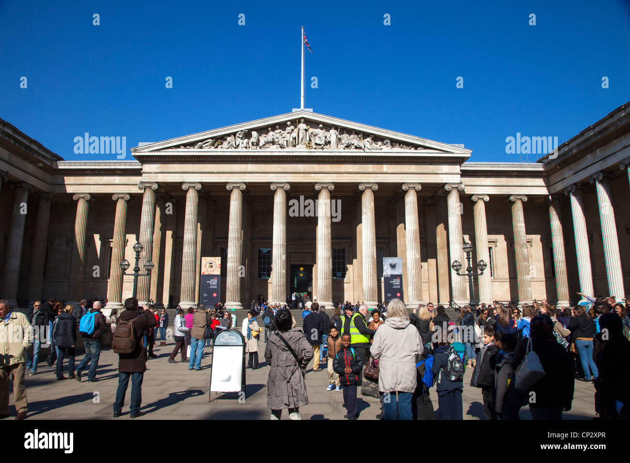 tourists outside British museum London uk Stock Photo - Alamy