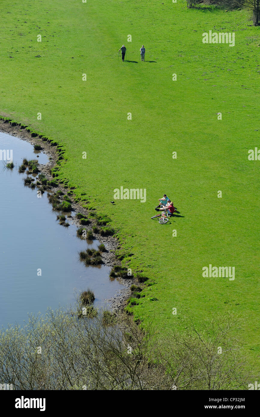 People enjoying english countryside hi-res stock photography and images ...
