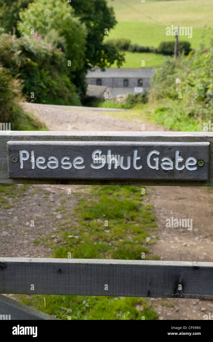Please Shut Gate Sign on farm gate Stock Photo - Alamy