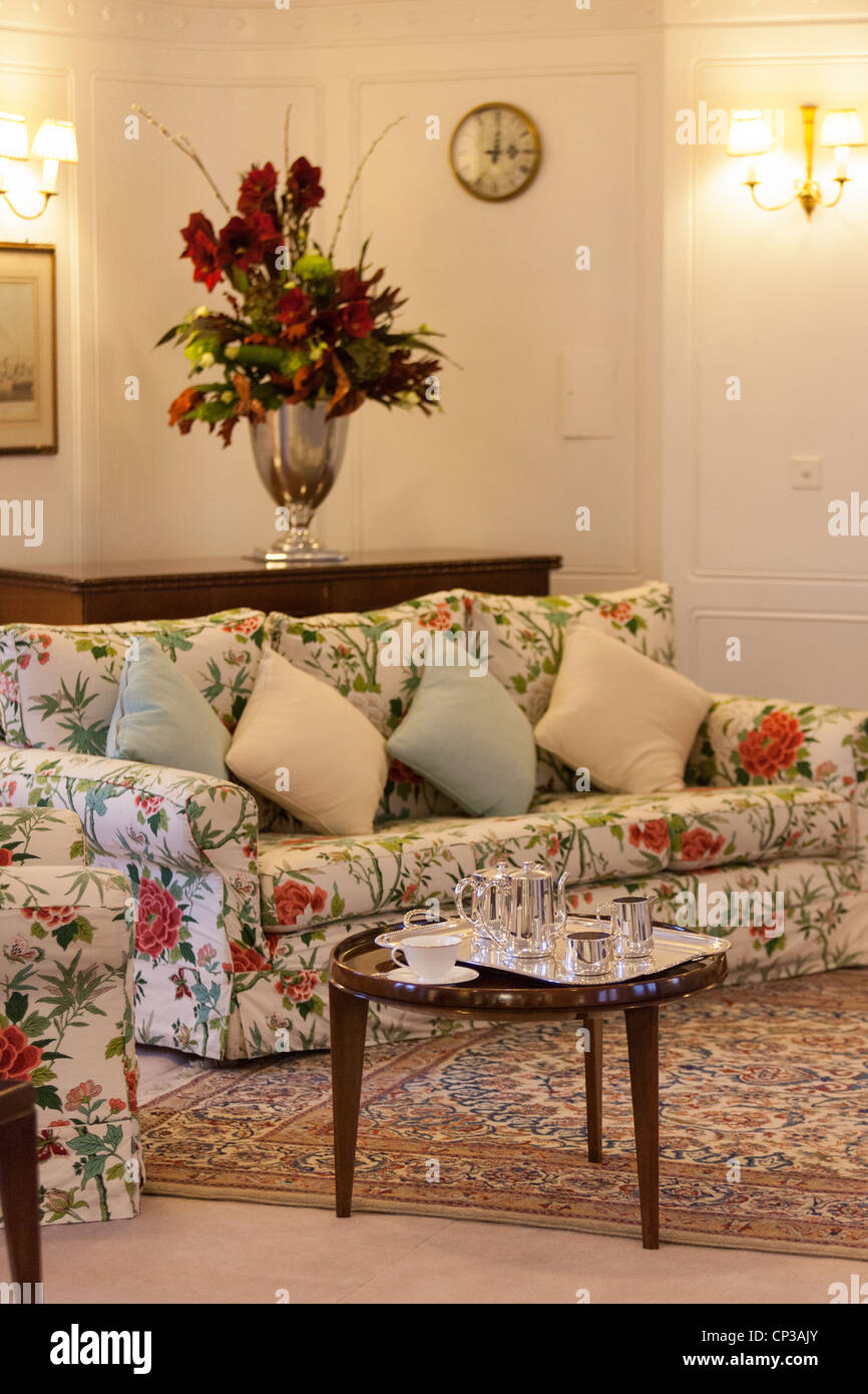 The Queens royal sitting room on the Royal Yacht Britannia.Edinburgh ...