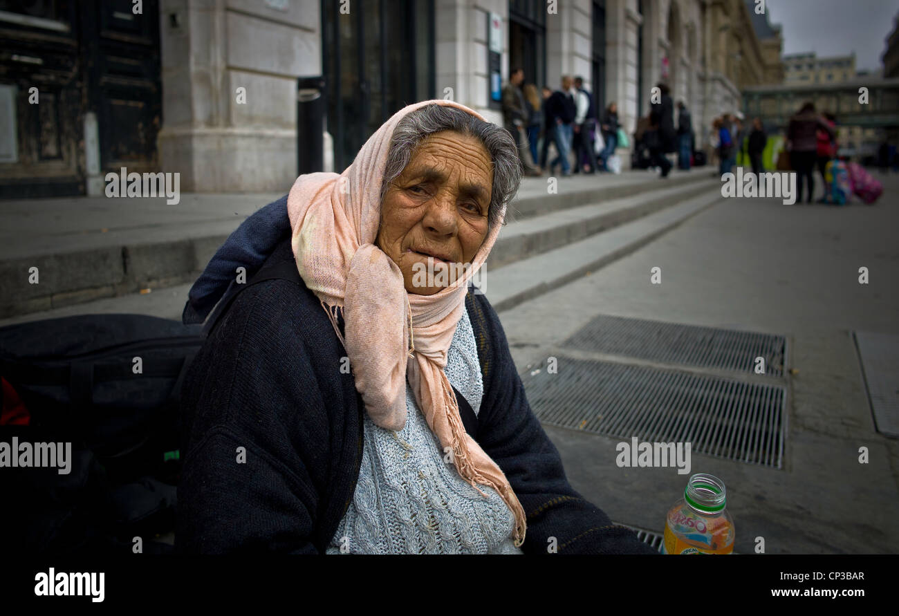 The old Romanian homeless of the court of Rome in Saint-Lazare train ...