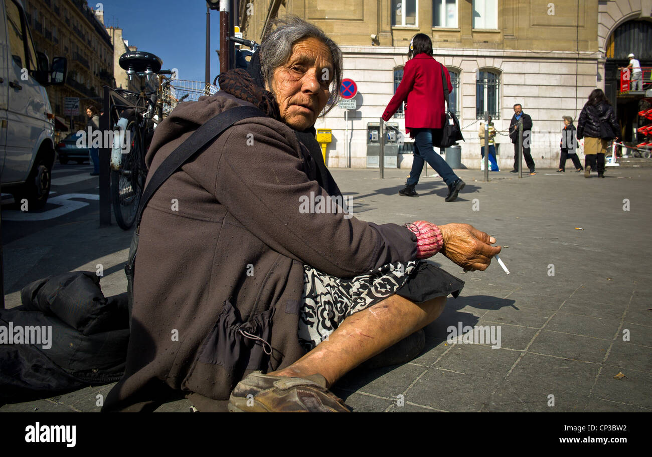 MisÞre urbaine., Aisha, homeless Romanian, in the cour de Rome in Saint ...