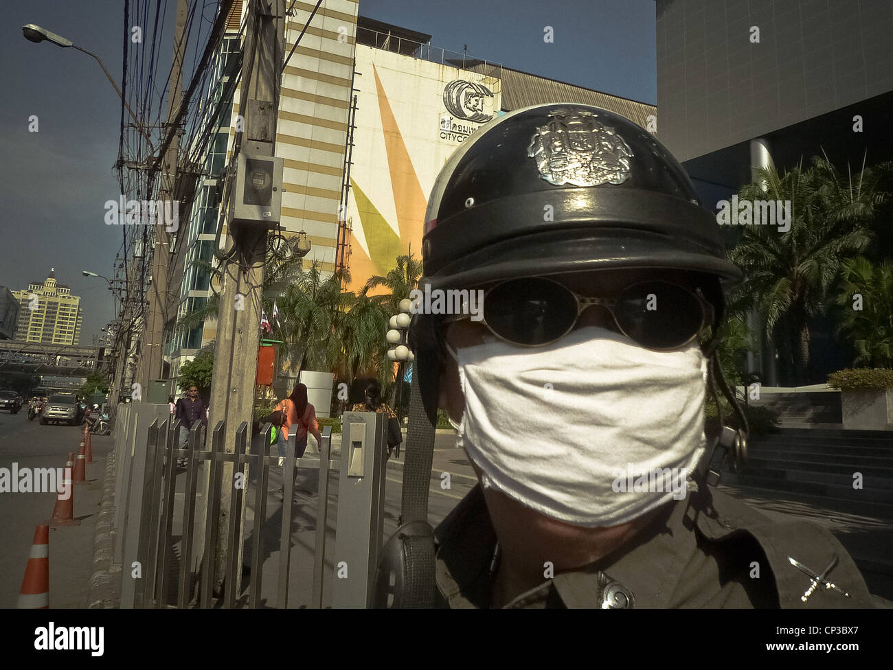 Street scene in Bangkok., Policeman in charge of the traffic jam Stock ...