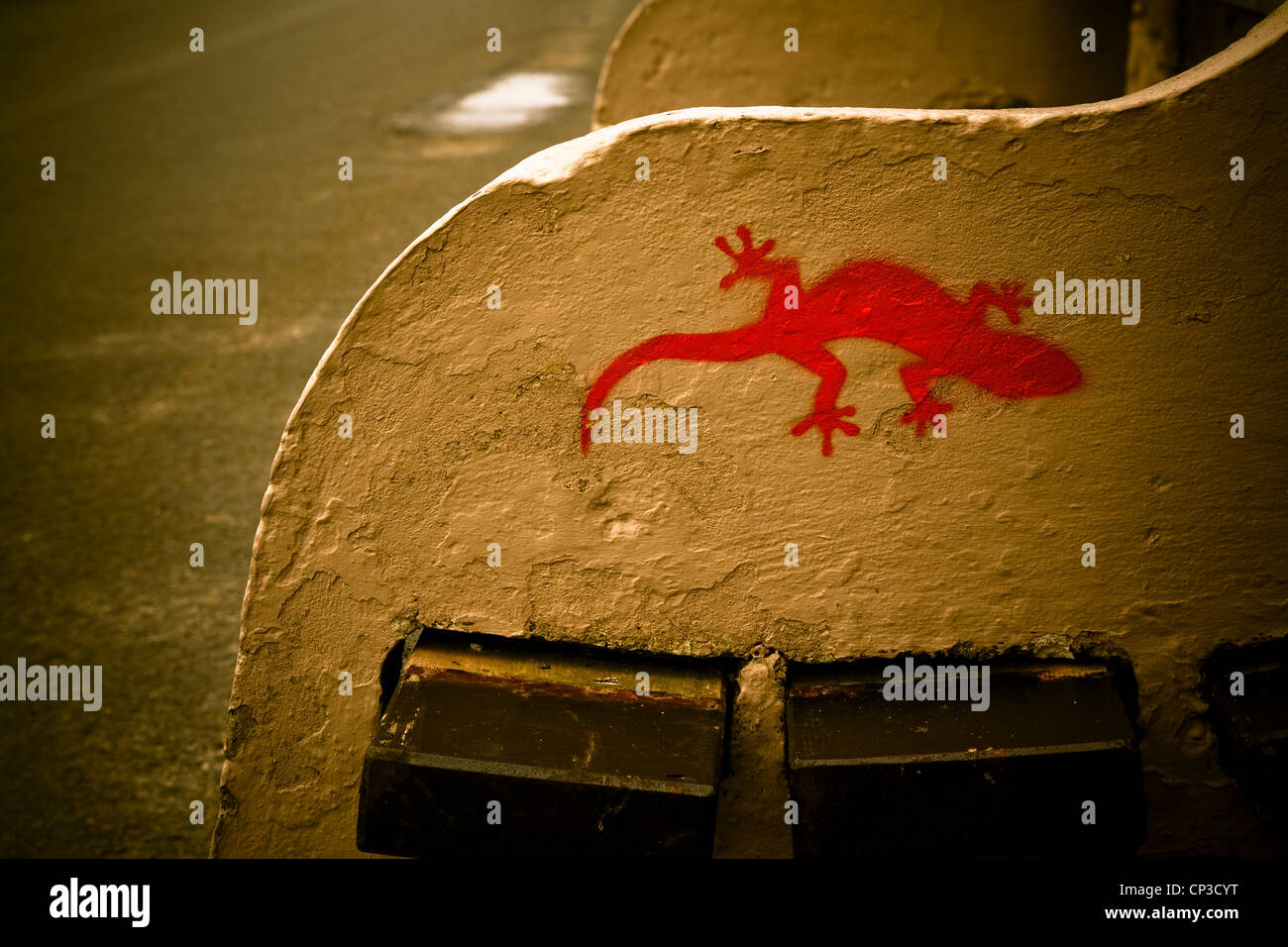 lizard graffiti Stock Photo - Alamy