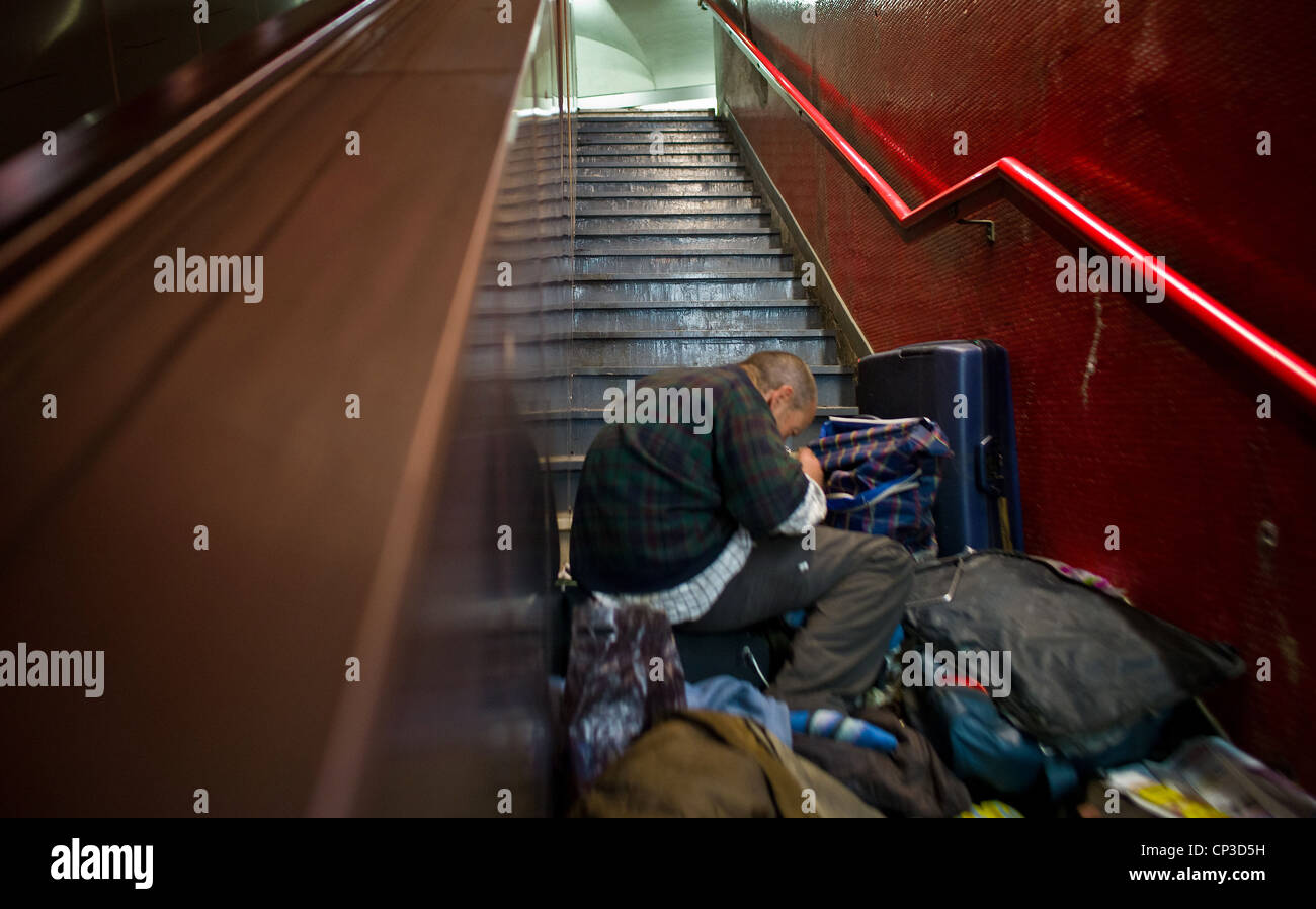 Paris urban poverty old homeless hi-res stock photography and images ...