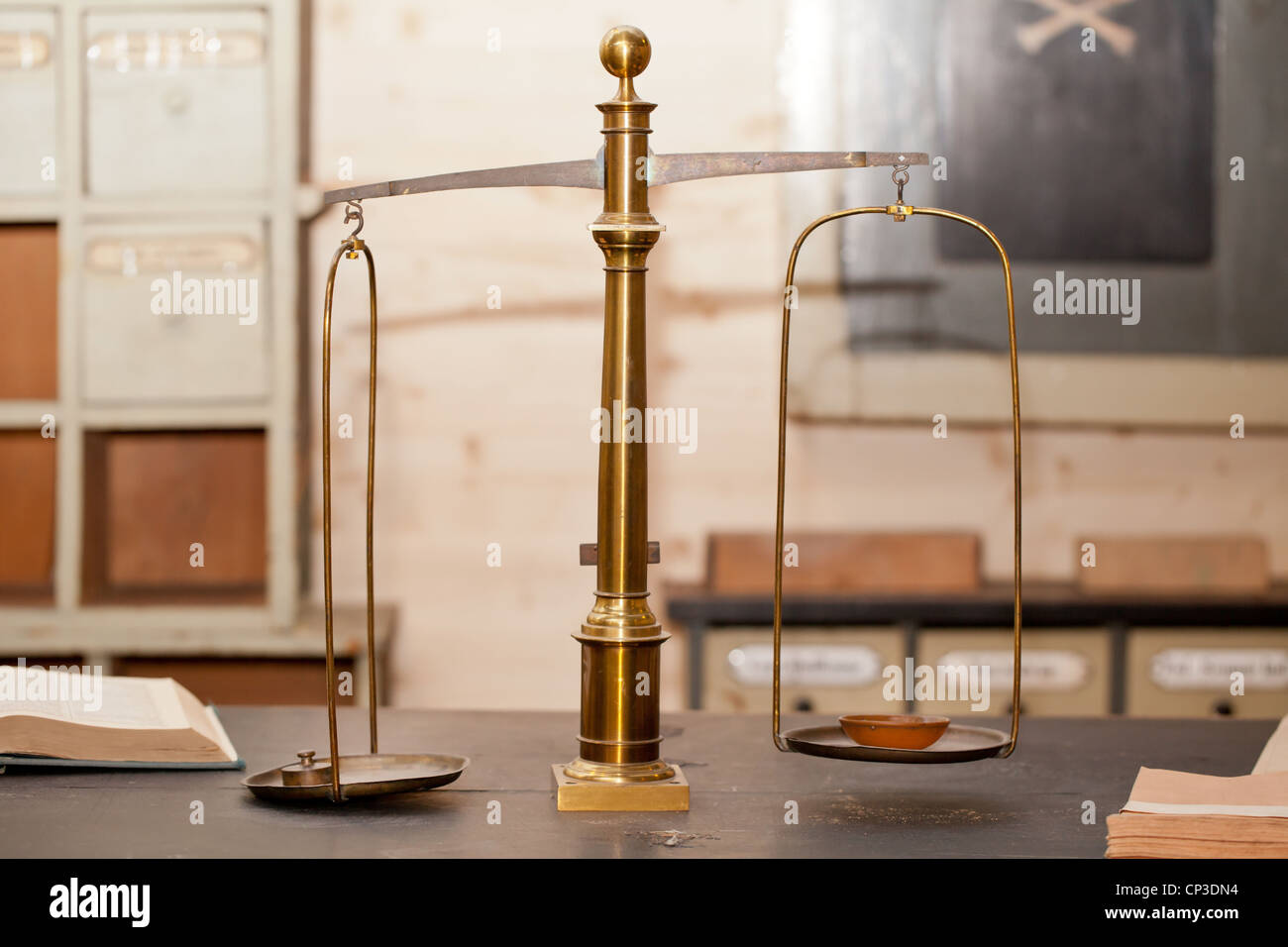 Science scales hi-res stock photography and images - Alamy