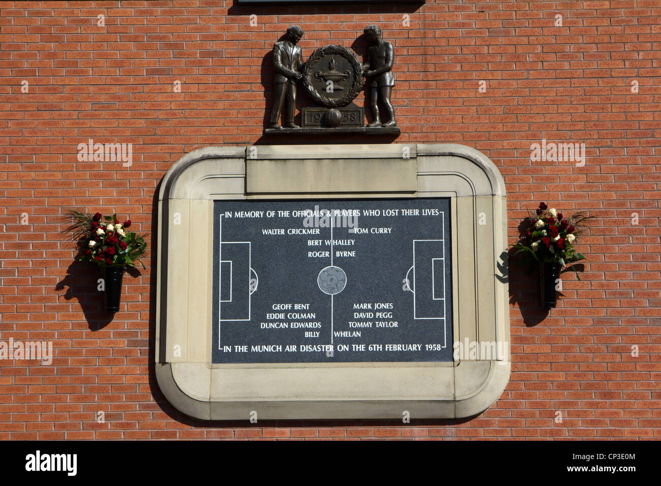 The 1958 Munich air disaster memorials manchester united stadium old ...