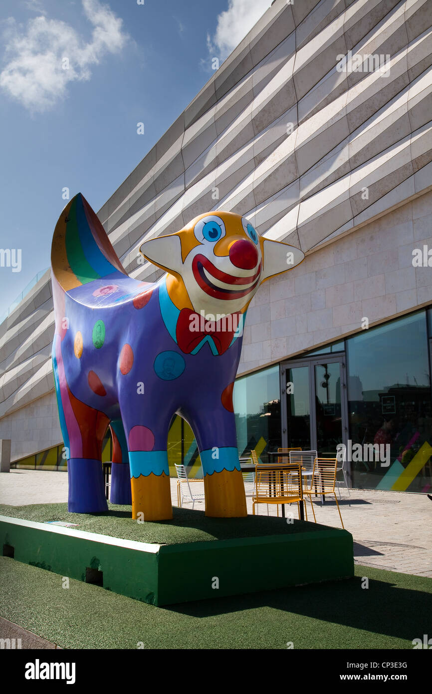 The entrance to the new Liverpool Museum and Happy Clown Face Lambanana ...