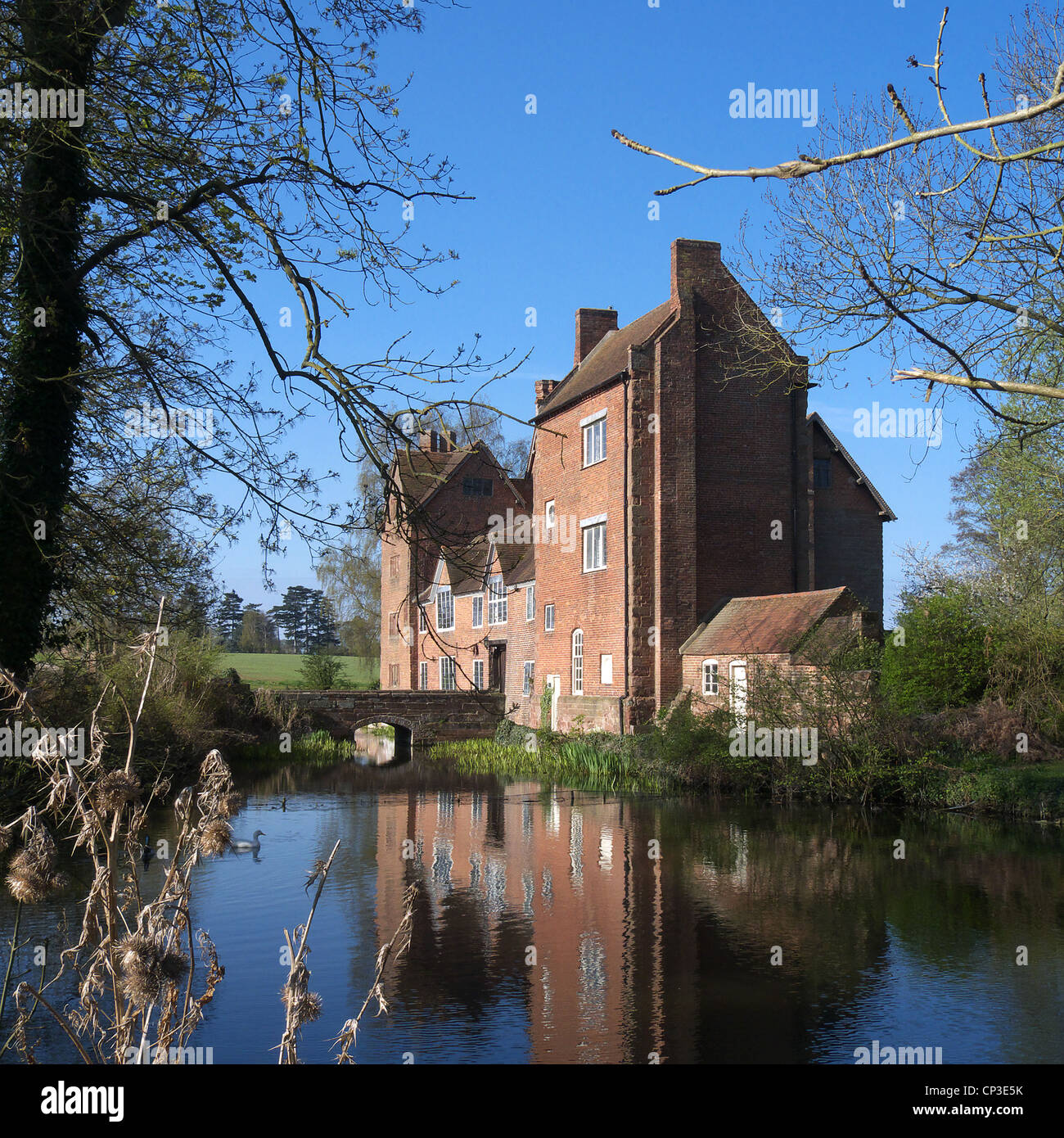Manor house with moat hi-res stock photography and images - Alamy