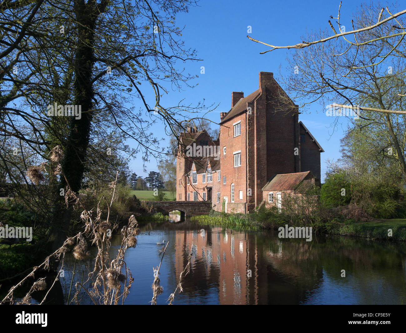 Moated manor house hi-res stock photography and images - Alamy