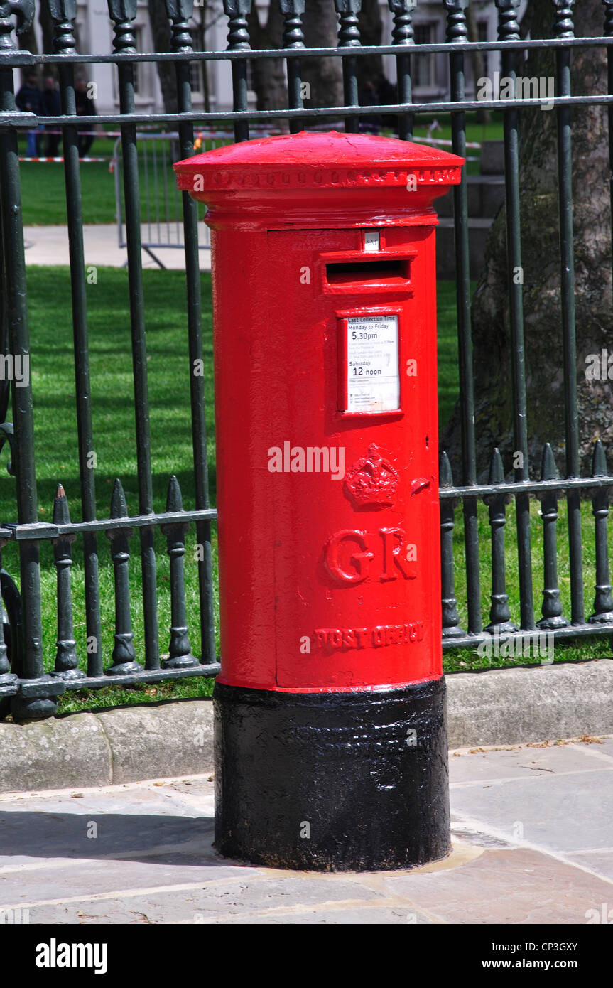 Red pillar box hi-res stock photography and images - Alamy