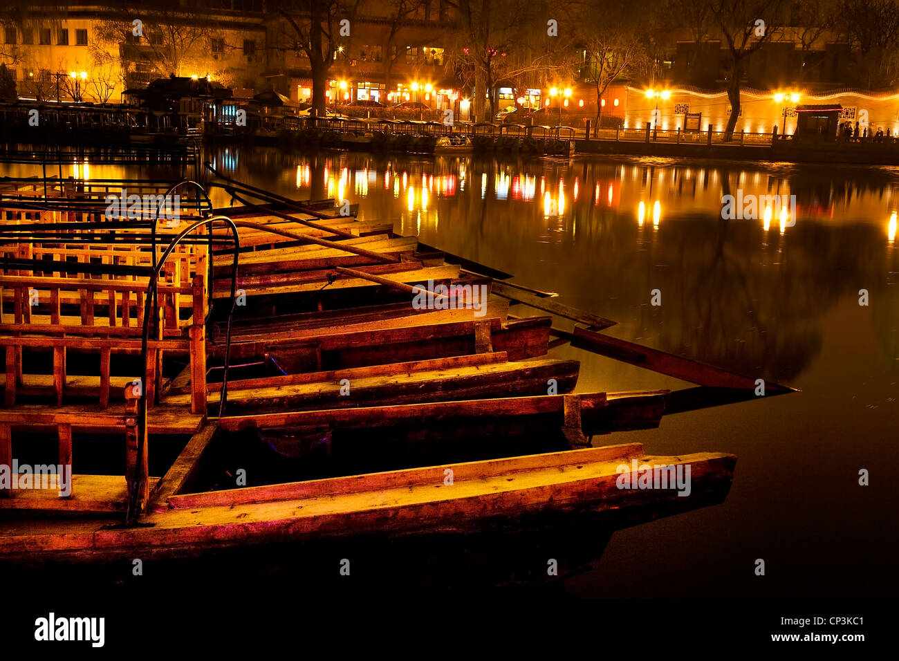 China traditional chinese wooden boats hi-res stock photography and ...