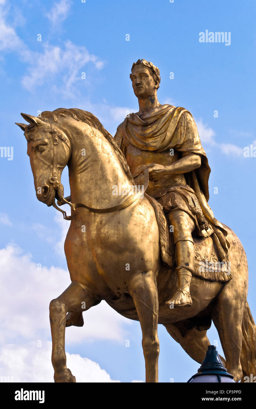The gold statue dedicated to King William, Hull, England, UK Stock ...