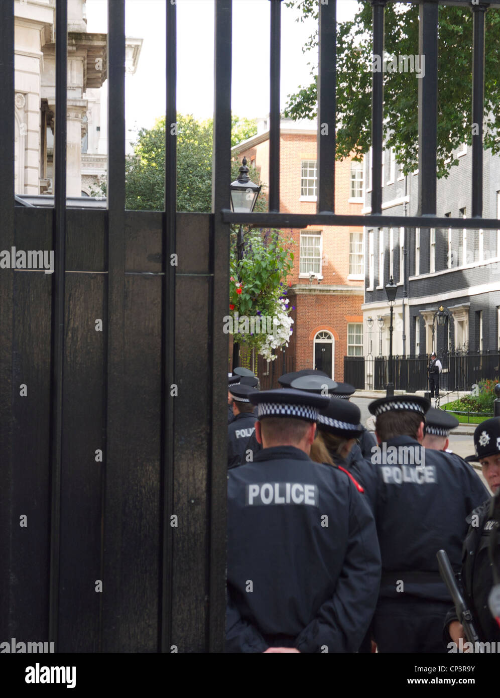 Police going into Downing Street in London Stock Photo - Alamy
