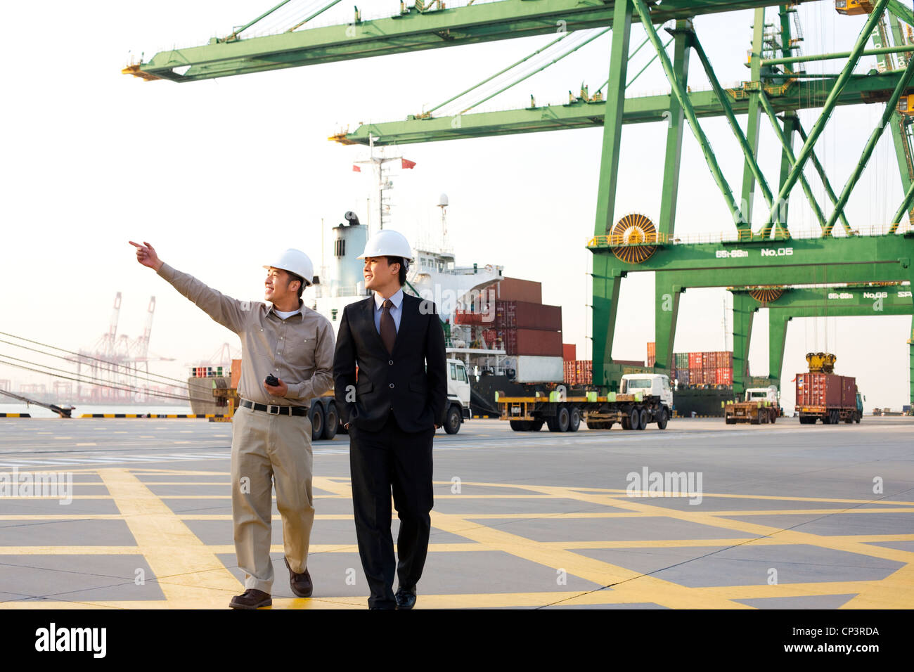 China cargo ship worker hi-res stock photography and images - Alamy