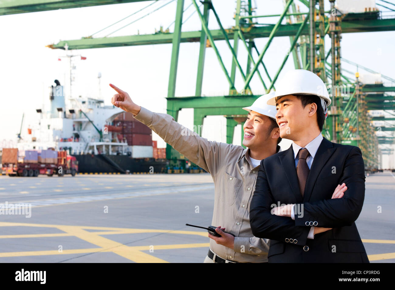 Chinese worker cargo port hi-res stock photography and images - Alamy