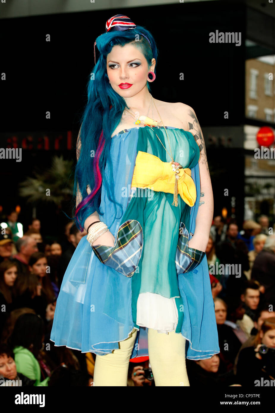 Fashion show runway audience hi-res stock photography and images - Alamy