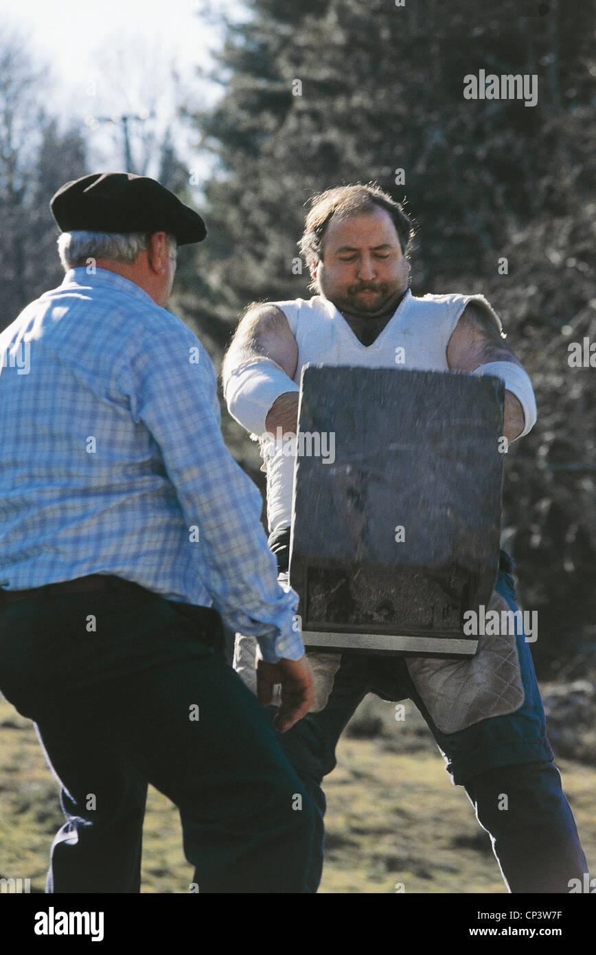 Lifting stone sport hi-res stock photography and images - Alamy
