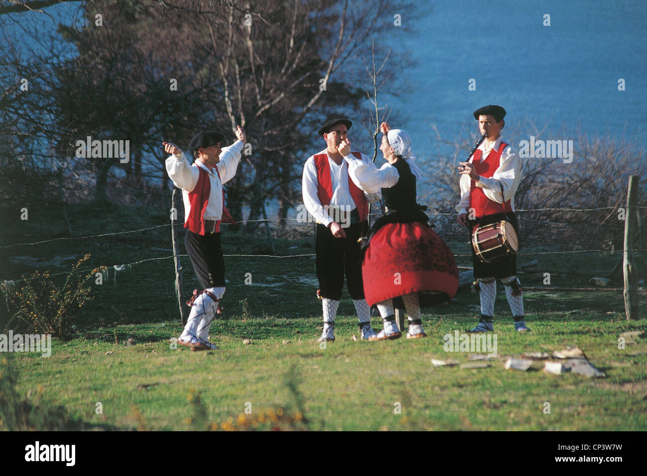 Spain Basque folk group IGUELDO BASQUE DANCERS Stock Photo - Alamy