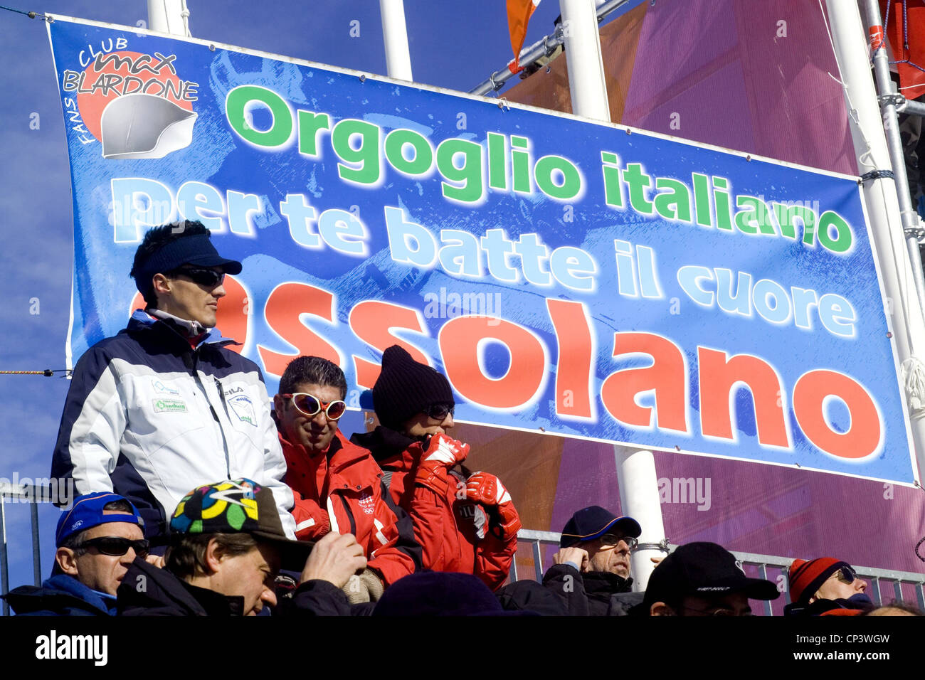 Skiing spectators hi-res stock photography and images - Alamy