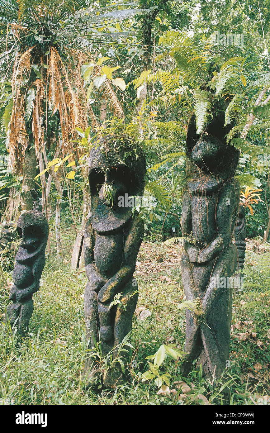 Vanuatu - wooden sculptures, carved wood fern tree Stock Photo - Alamy