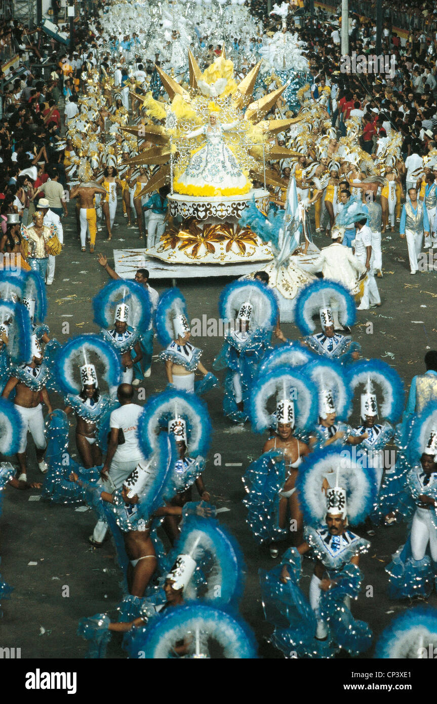 Brazil - Rio de Janeiro - Carnival, samba dancers and floats Stock ...