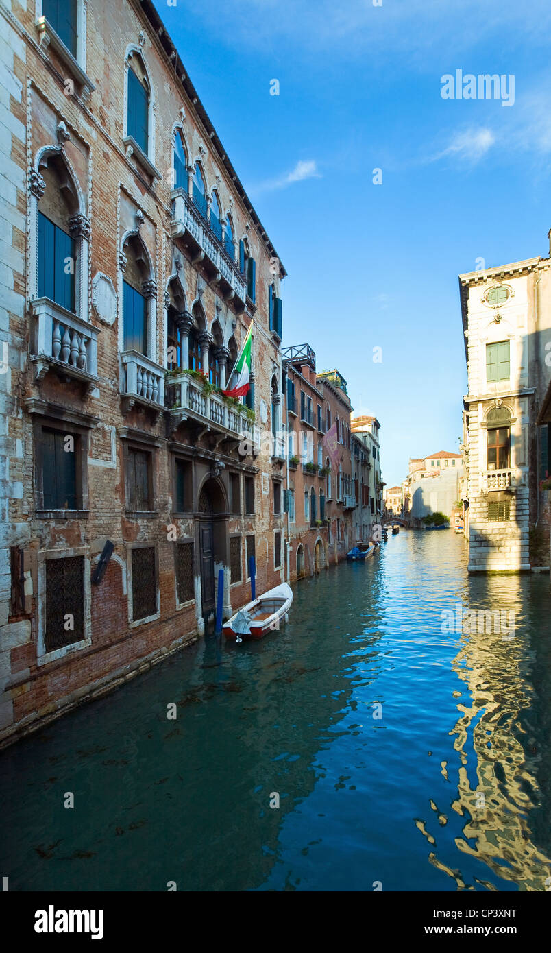 Nice summer venetian canal view (Venice, Italy Stock Photo - Alamy