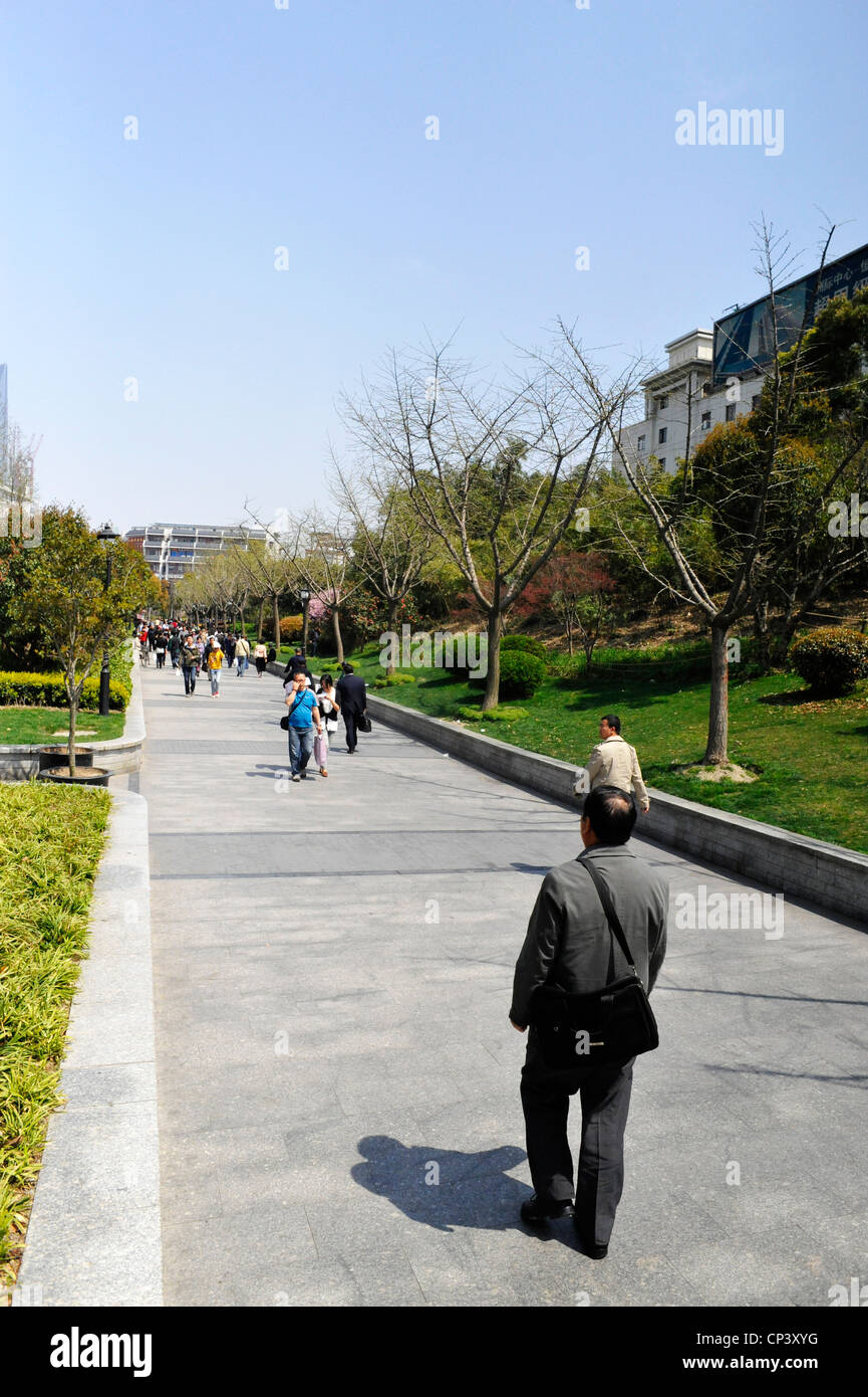 People out and about in the sun hi-res stock photography and images - Alamy