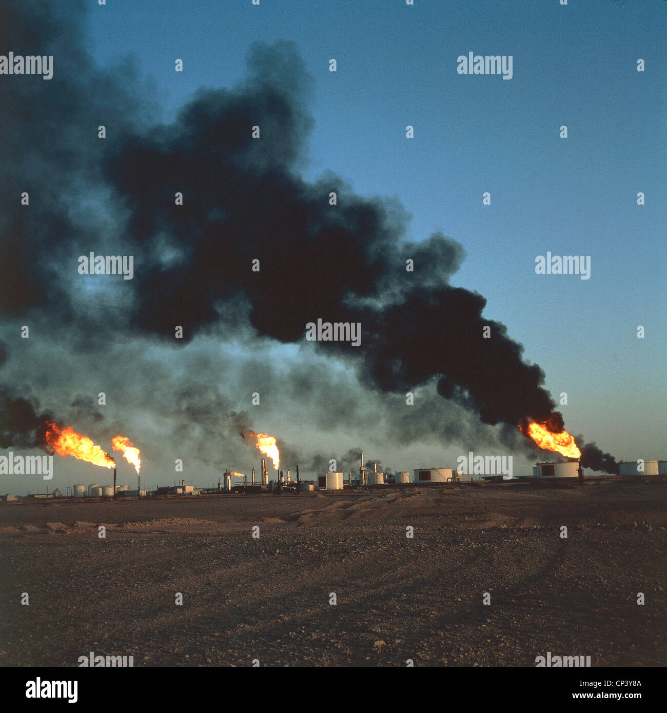 Saudi arabia desert oil hi-res stock photography and images - Alamy