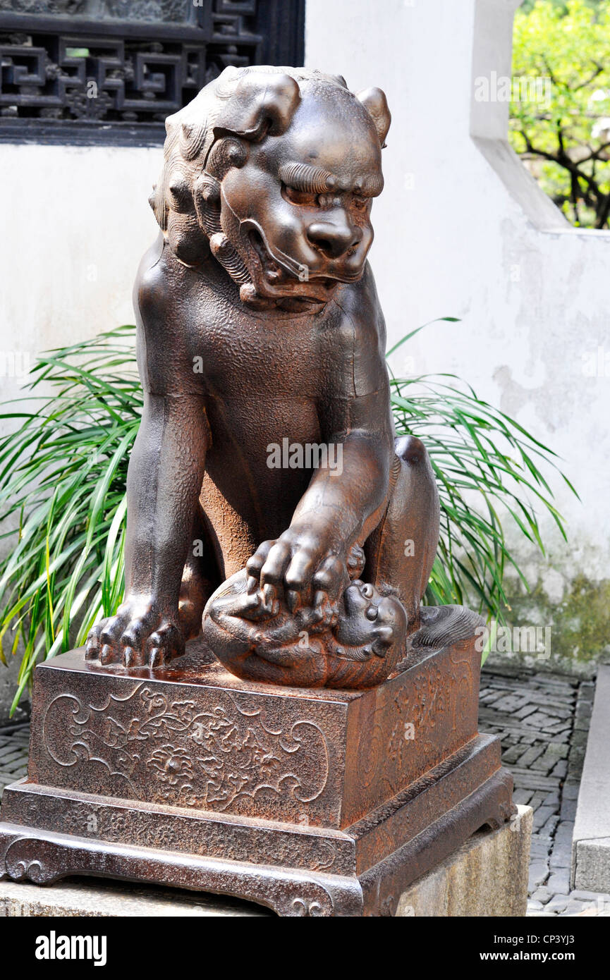 Traditional Chinese lion sculptures in Yuyuan Gardens, Shanghai Stock ...