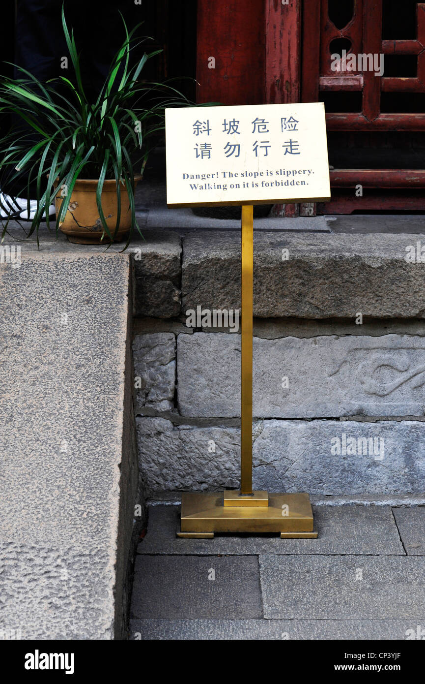 Slippery slope sign hi-res stock photography and images - Alamy