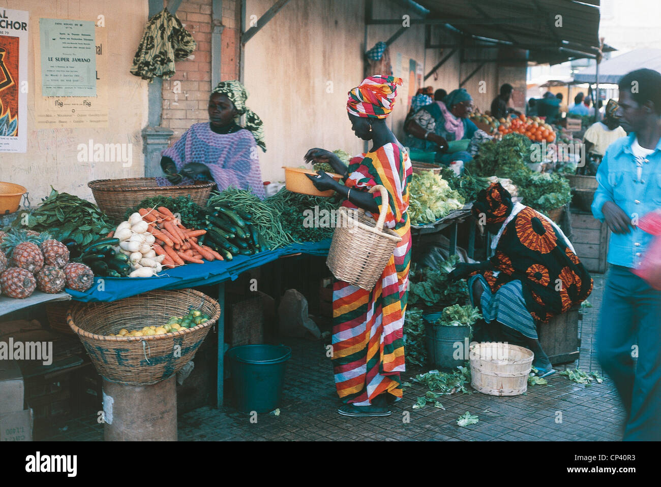 Senegal - Dakar. Fruit and vegetable market Stock Photo - Alamy