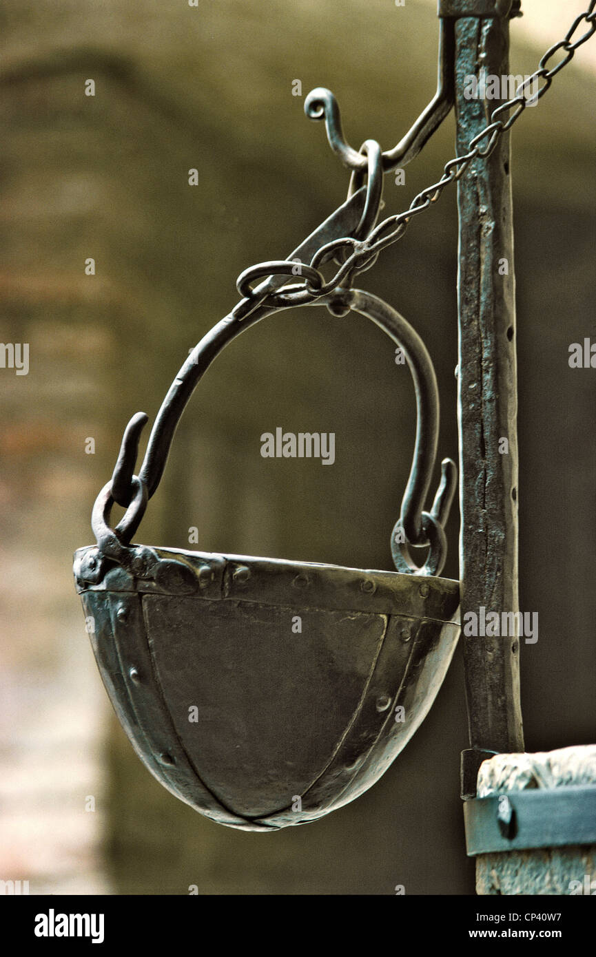 UMBRIA CHURCH OF PRISONS BUCKET to quench THE PILGRIM Stock Photo - Alamy