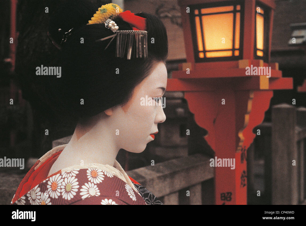 JAPAN KYOTO A MAIKA (cadets GEISHA Stock Photo - Alamy