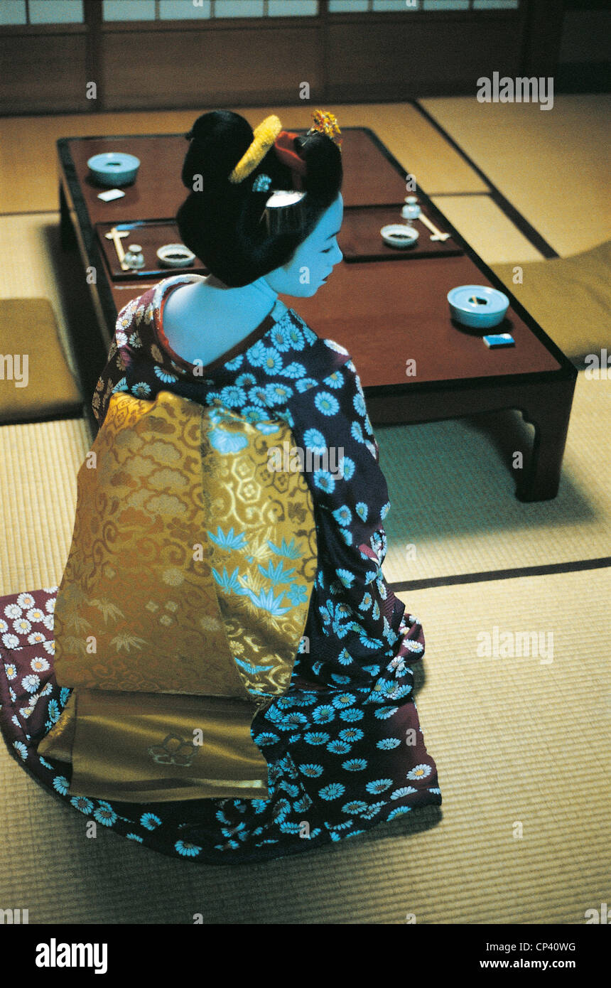JAPAN KYOTO A "MAIKA" (cadets GEISHA Stock Photo - Alamy