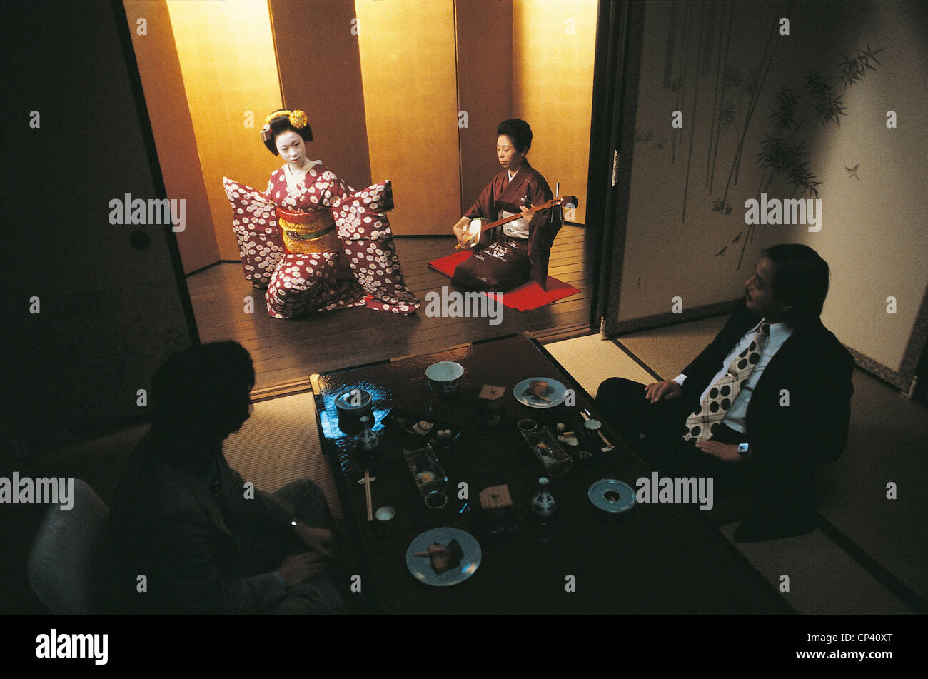 JAPAN KYOTO A MAIKA (cadets GEISHA) Tea Ceremony Stock Photo - Alamy