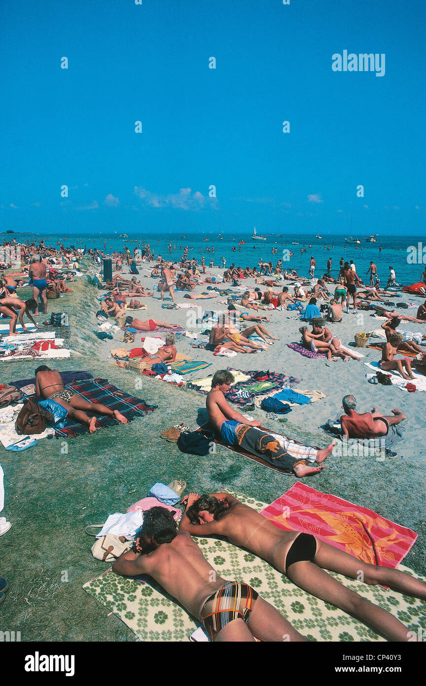 Denmark - Copenhagen. Bathers on the beach Stock Photo - Alamy