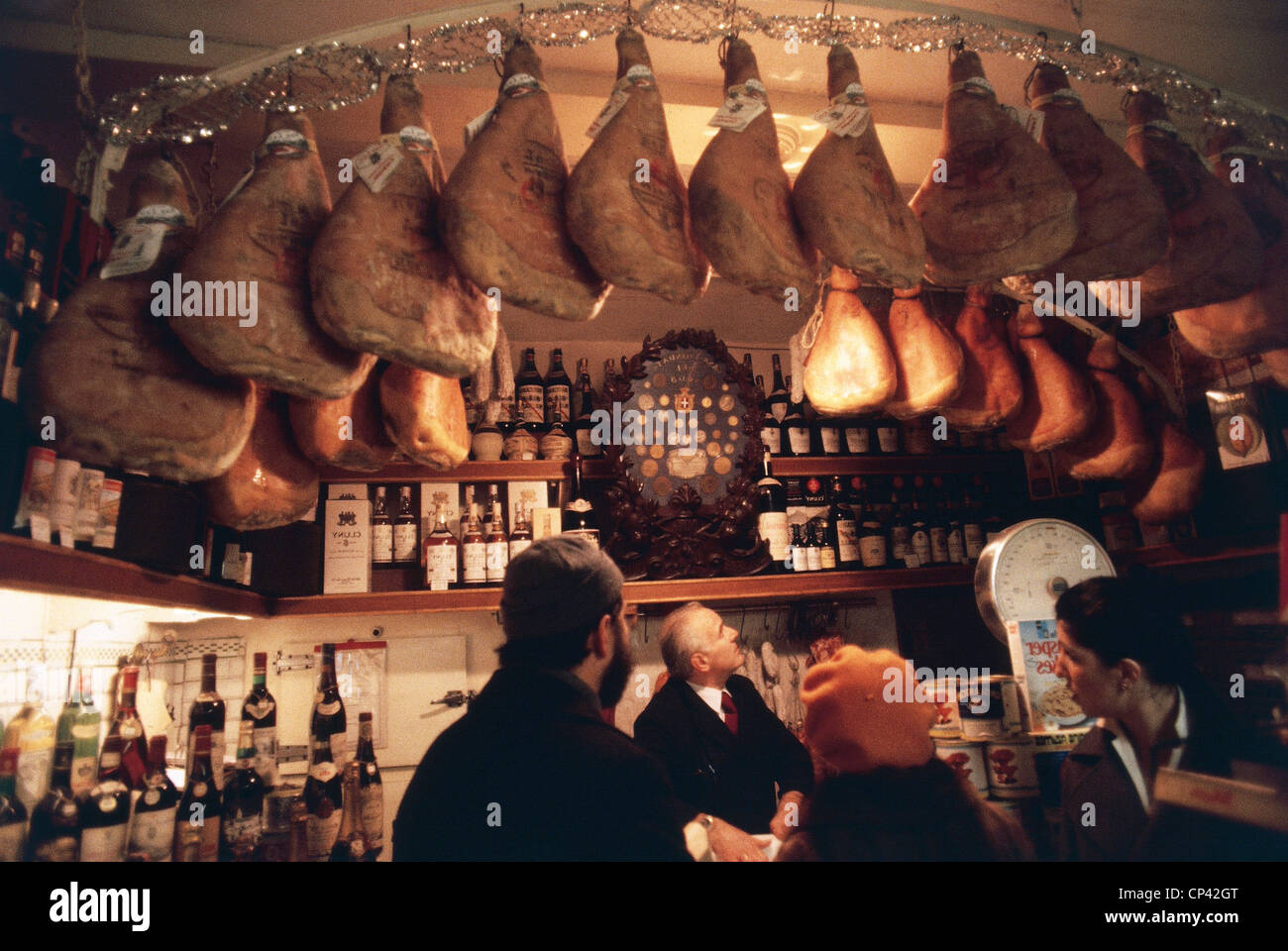 Modena interior of a delicatessen hi-res stock photography and images ...