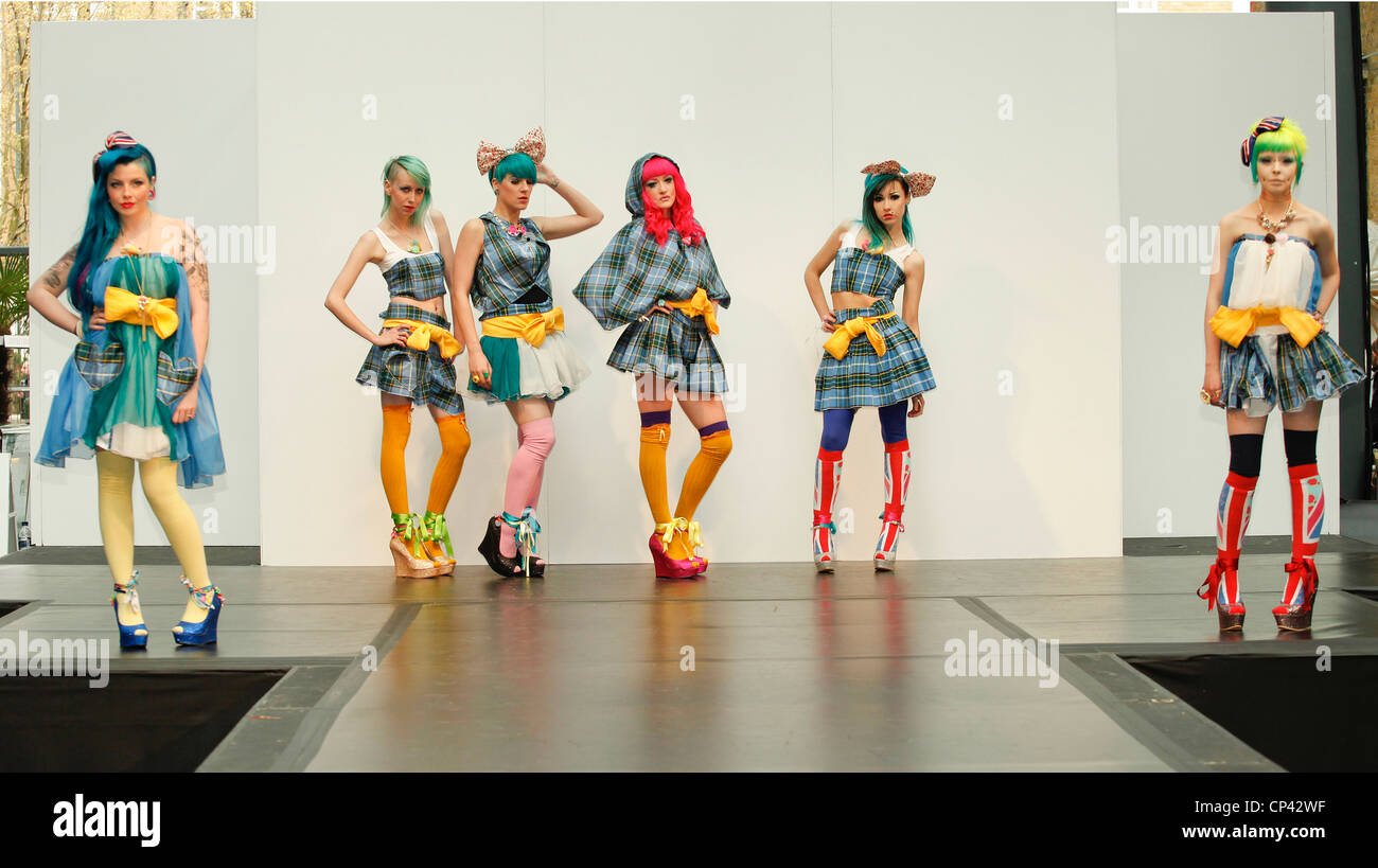 Fashion show catwalk hi-res stock photography and images - Alamy