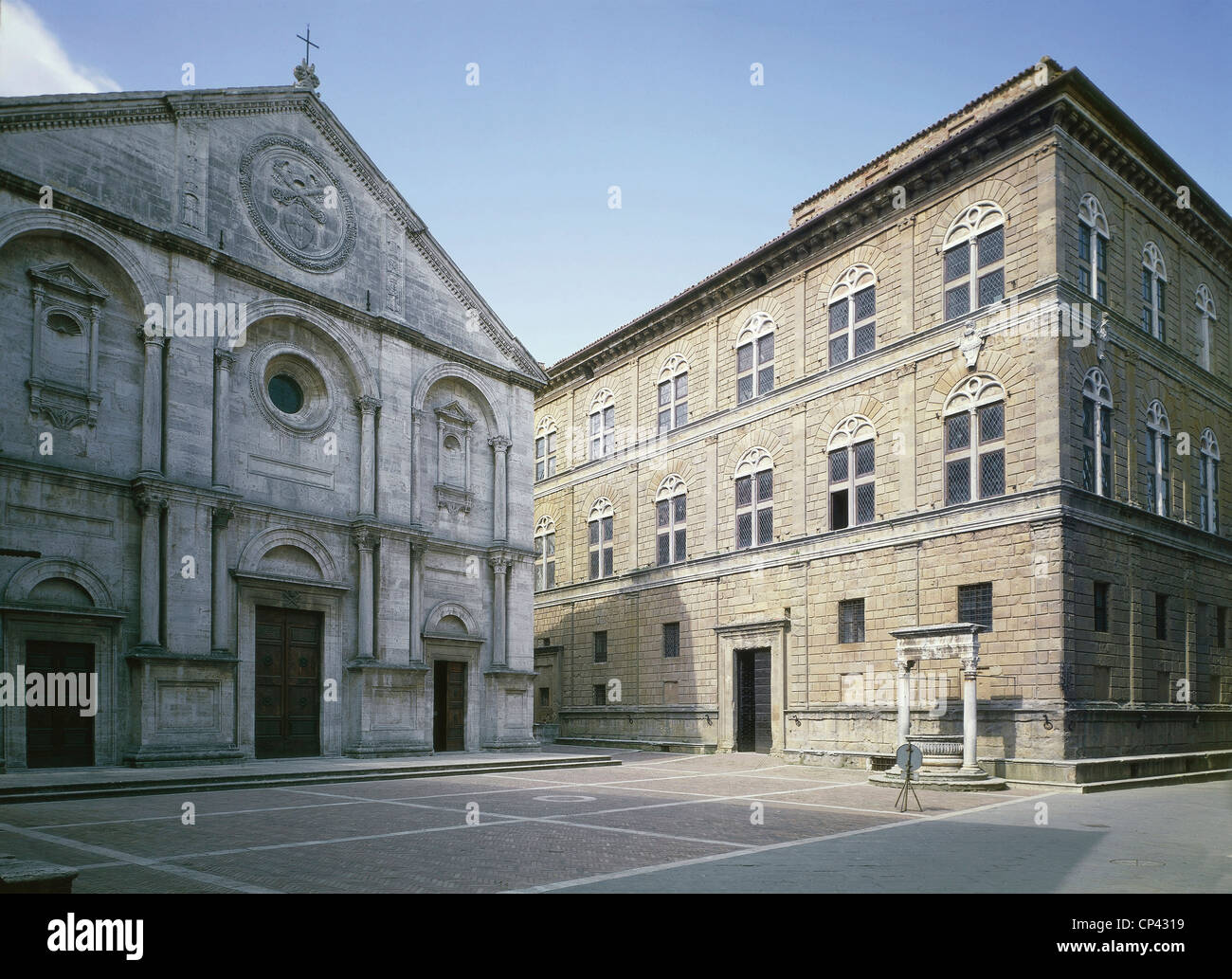 Palazzo piccolomini and cathedral santa maria assunta hi-res stock ...