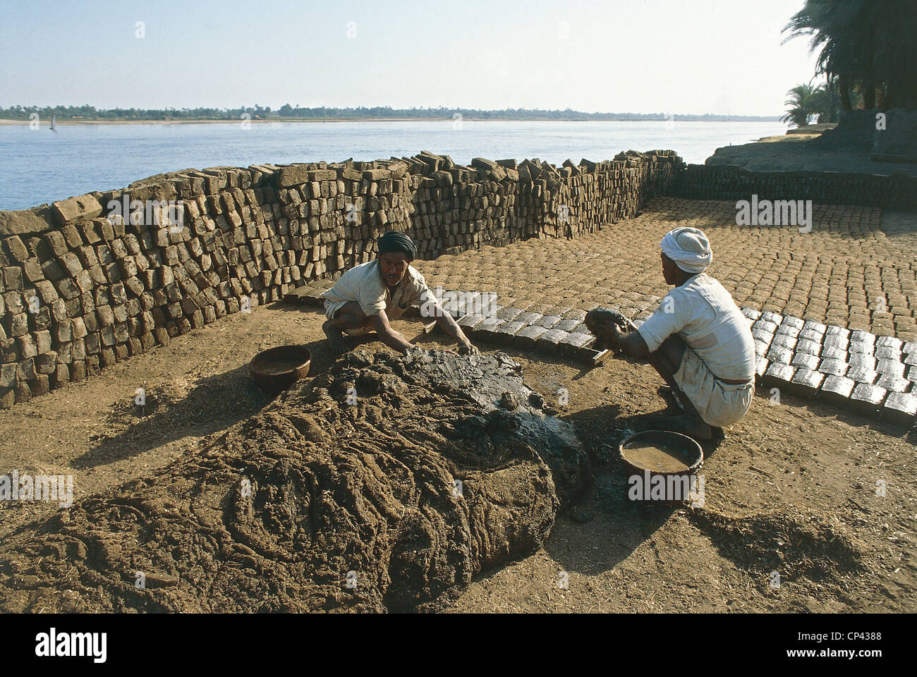 EGYPT - NILE MEDIUM. Brickyard of MUD ZONE NAQADA Stock Photo - Alamy