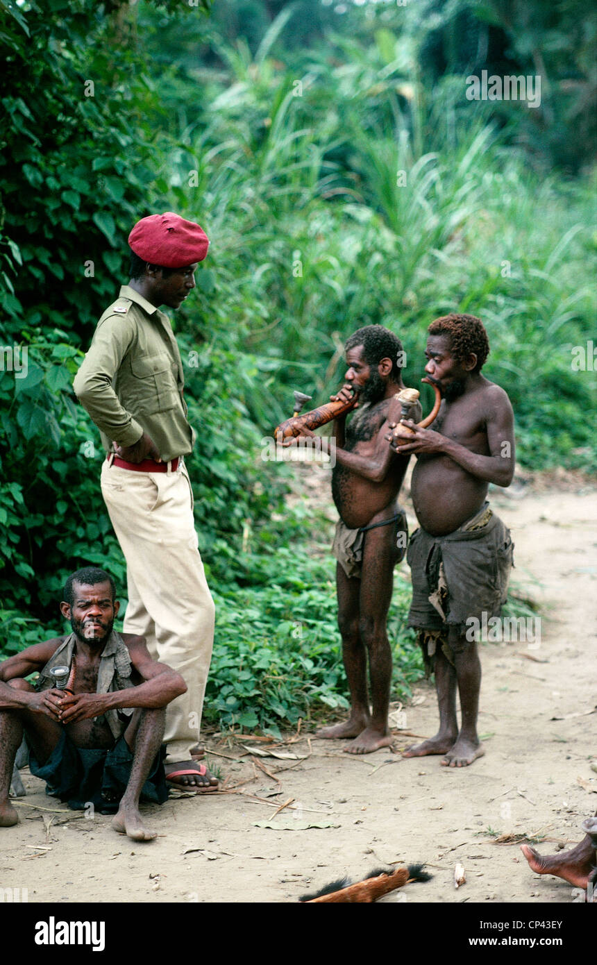 Uganda pygmies hi-res stock photography and images - Alamy