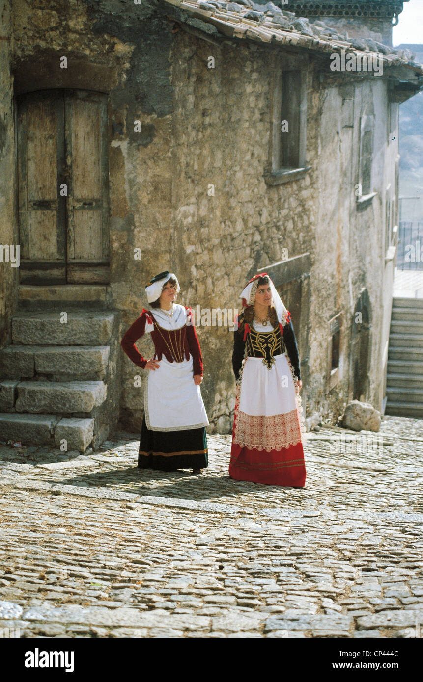 ABRUZZO, PESCOCOSTANZO (AQ). Women in traditional costumes Stock Photo ...