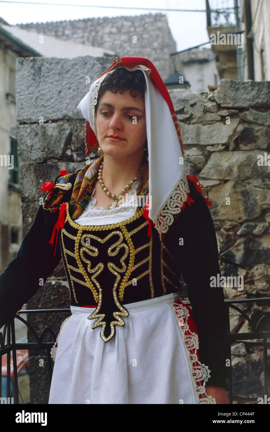 Traditional Italian Clothing Style