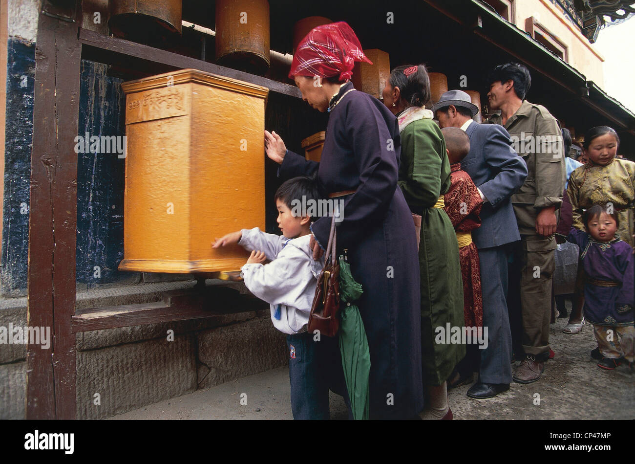 Mongolia - Ulan Bator (Ulaanbaatar) - Faithful in prayer at the Temple ...
