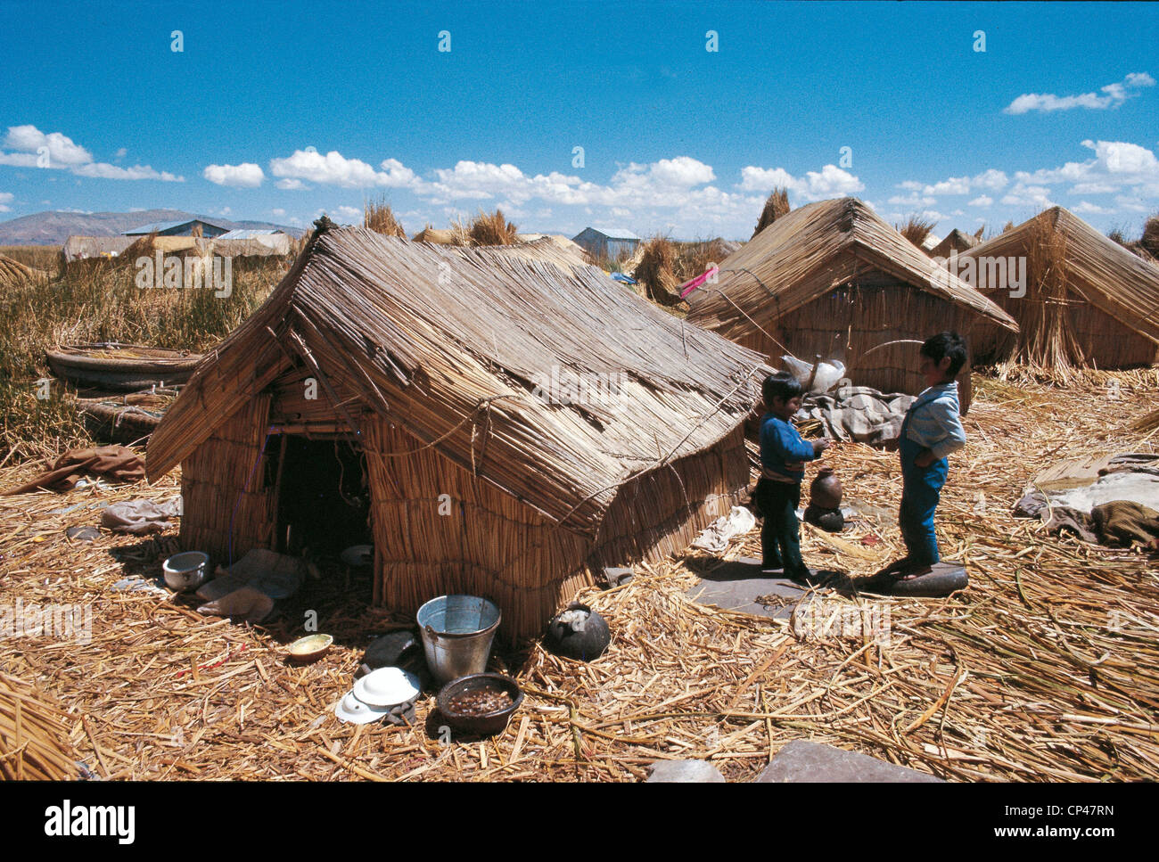 PERU '- Lake Titicaca, HOUSING UROS Stock Photo - Alamy